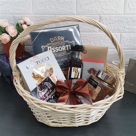 Корзина подарочная с кофе и сладостями от Mypresent