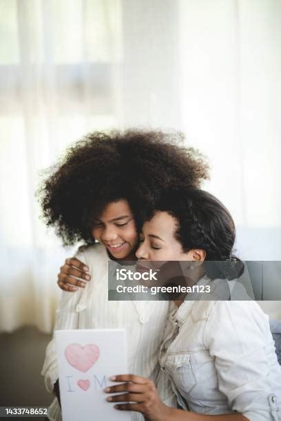 เด็กอเมริกันแอฟริกันและครอบครัวแม่มีความสุขพร้อมกับความรักของลูกสาวสาวที่ผู้หญิงคนวิถ ภาพสต็อก