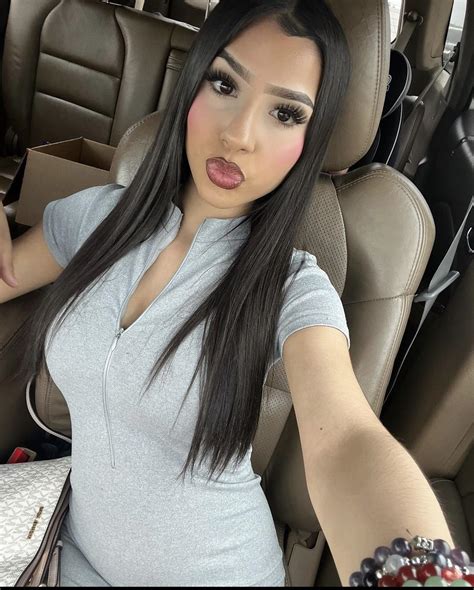 😈 R Pouting
