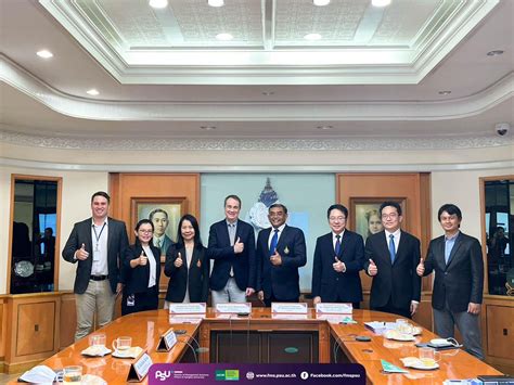 อธิการบดีมหาวิทยาลัยสงขลานครินทร์ ผู้ช่วยศาสตราจารย์ ดร นิวัติ แก้วประดับ รองอธิการบดีฝ่าย