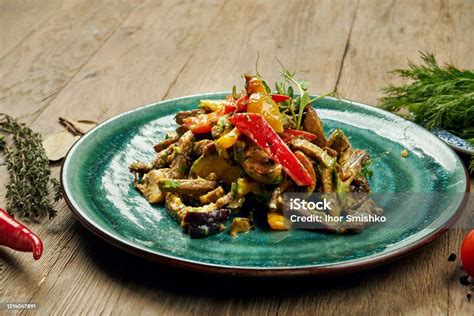 블루 플레이트에 구운 쇠고기와 야채를 곁들인 건강한 따뜻한 샐러드 나무 배경에 샐러드와 향신료와 구성 0명에 대한 스톡 사진 및 기타 이미지 Istock