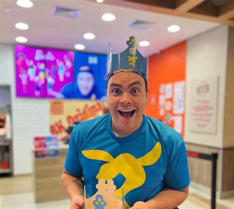 Download Luccas Neto Surprised Wallpaper