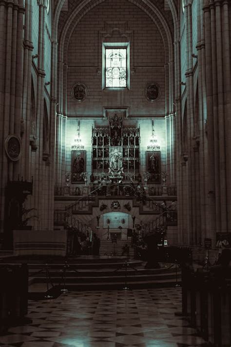 건축 고딕 부흥 고딕 스타일 교회 건물 구슬 기념물 기독교 기둥 높은 제단 높은 천장 대성당 돌 돌담 문화 유산 본당 빈티지 성소 성역
