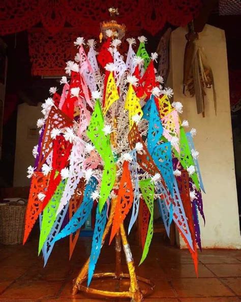 ตุงช่อ ตุงจ่อ ธงช่อ จ่อ ชื่อเรียกแล้วแต่ตามพื้นที่ มีลักษณะรูปสามเหลี่ยมคล้ายธง ตอกลวดลาย