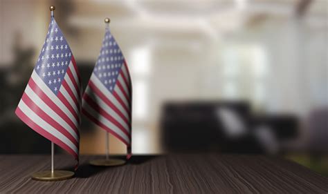 미국의 작은 깃발이 테이블 위에 서 있습니다 회의실 배경 닫다 흐릿한 배경 0명에 대한 스톡 사진 및 기타 이미지 0명 3차원 형태 Flag Day Istock