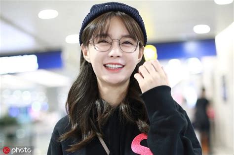 沈梦辰戴圆眼镜文学少女范儿 穿超短裙秀出美腿新浪图片