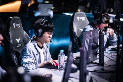 Showmaker：自己经常站在对手角度思考 和t1、gen的比赛非常重要 直播吧