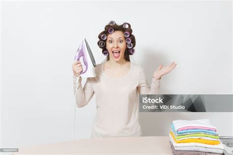 미친 재미 빛에서 머리에 컬러와 주부 다림 가족 의류 다림 질 보드와 철 흰색 배경에 고립 된 여자입니다 가사 개념입니다 광고에 대 한 공간을 복사 합니다 가사 집안일에