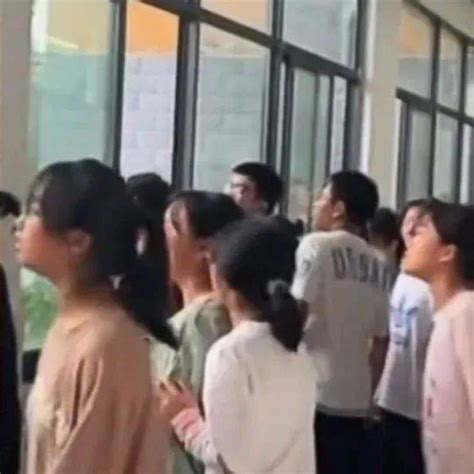 班主任突然暂停上课：没时间解释了，快出门！英德教室才好