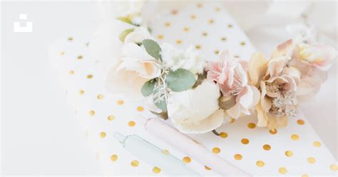 흰색과 분홍색 꽃 세라믹 접시와 흰색과 분홍색 꽃 테이블 천 사진 Unsplash의 무료 꽃 이미지