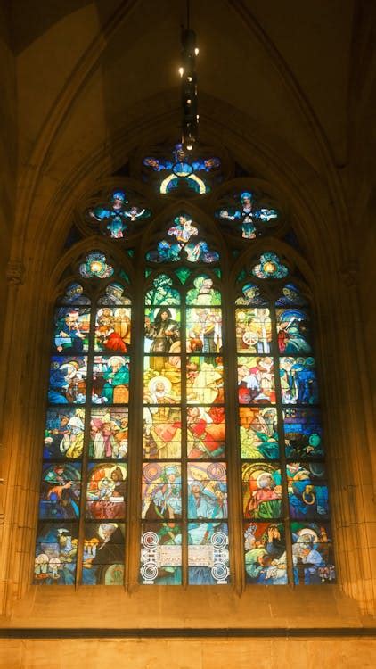 고딕 성당의 생동감 넘치는 스테인드 글라스 창문 · 무료 스톡 사진
