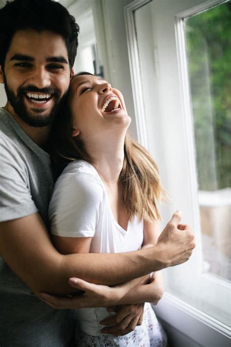Intimes Sinnliches Junges Paar Im Schlafzimmer Das Sich Gegenseitig