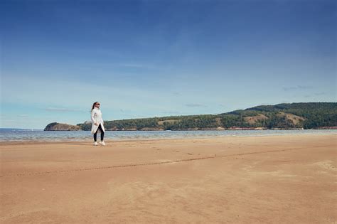 하얀 코트에 빨간 머리카락을 가진 아름다운 여성이 추운 화창한 날에 모래 사장을 걷고 여성과 자연의 단결 40 44세에 대한 스톡 사진 및 기타 이미지 Istock