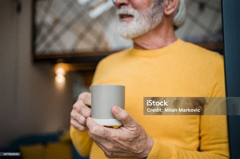 백발의 노인이 오두막 테라스에서 모닝 커피를 즐기고 있다 남자에 대한 스톡 사진 및 기타 이미지 남자 마시기 마실 것 Istock