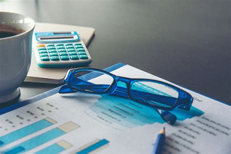 정보 금융 시작 개념을 보여주는 스프레드 시트 문서와 엑셀 그래프 회계 데이터베이스 보고서를 만드는 재무 계획 문구 세트 비즈니스 물건과 화면에 그래프와 차트 금융에 대한