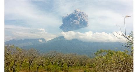 Над 200 души са в неизвестност след изригването на вулкан в Индонезия