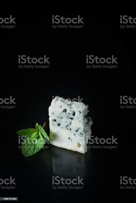 염소 양이나 젖소 우유 로 만든 블루 치즈 식품 금형 유제품 건강한 스낵 치즈 플레이트 상단 보기 복사 공간 텍스트 배경 건강한 식생활에 대한 스톡 사진 및 기타 이미지