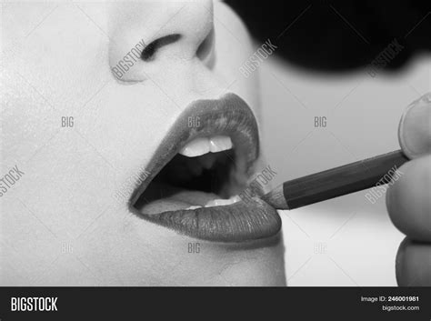 Outline Lips Lips Image And Photo Free Trial Bigstock