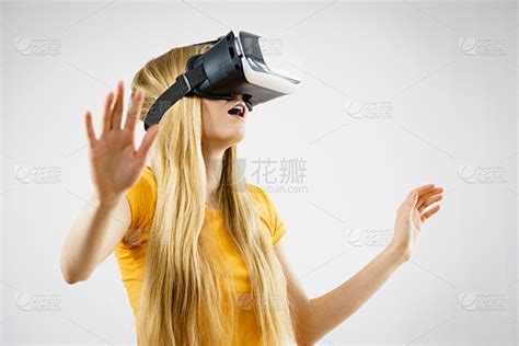 戴着虚拟现实眼镜的女孩。