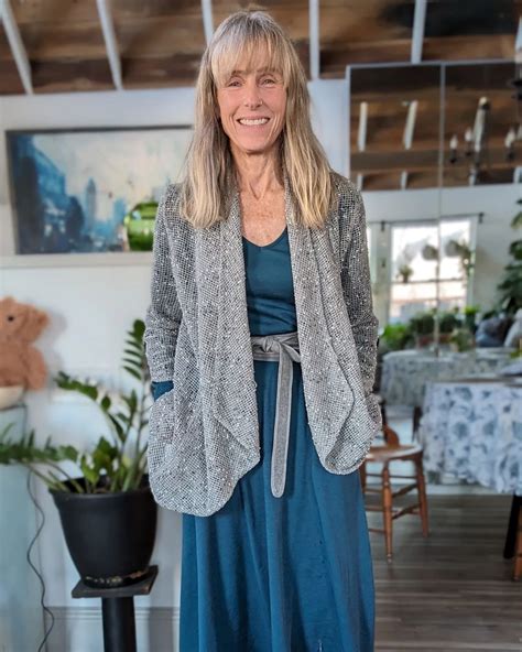 Good Bones Karen E Laine Is Wearing The Same Dress For 100 Days Closer Weekly