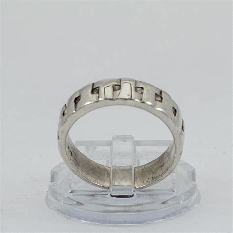 Zilveren Ring Met Verticale Ribbels En Zirkonen Een Speels Contrast