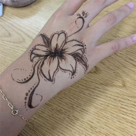 Lily Drawn By Me In Henna Pen Schattige Tatoeages Handen Tekenen Pennen
