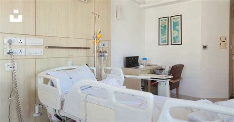 침대와 책상이 있는 병실 사진 Unsplash의 무료 히라난다니 정원 이미지