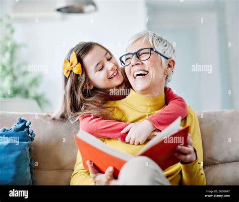 Oma Und Enkelin Fotos Und Bildmaterial In Hoher Auflösung Alamy