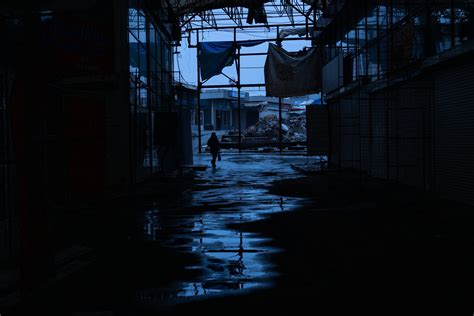 Хората минават през повреден търговски център на 05 януари 2023 г в град Харков Украйна