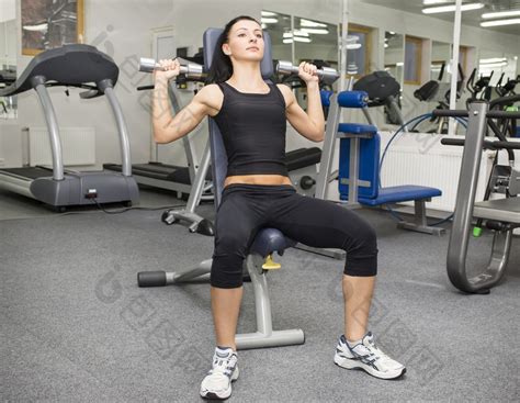 在健身房里的女孩图片 包图网企业站