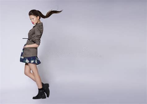 M Dchen In Einer Jacke In Voller L Nge Stockfoto Bild Von H He Haar