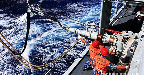 연료 보급 작업 중인 중국 해군 병사