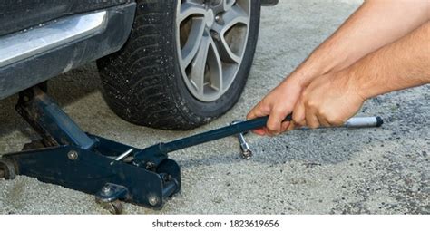 운전대를 바꾸는 남자 타이어 교환기가 펑크난 스톡 사진 1820657114 Shutterstock