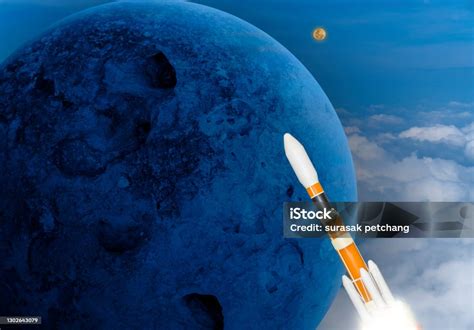 3d 이미지 일러스트 오렌지와 흰색 다단계 우주 로켓 모델은 은하계에서 고속으로 우주탐사우주에 푸른 행성을 통과합니다 달 하늘에 대한 스톡 사진 및 기타 이미지 Istock