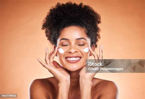 흑인 여성 스킨케어 및 자외선 차단제 로션으로 웰빙 건강 및 행복한 미소를 선사합니다 천연 미용 화장품 및 피부 청소 및 보습을위한 얼굴 모델의 웰빙 크림을위한 모형 햇볕