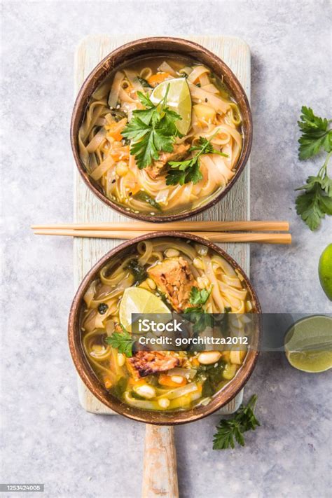 그릇에 템페 또는 템피와 미소 라면 아시아 국수 수프 비건 및 채식주의자를 위한 건강한 식용 건강 식품 Miso Sauce에 대한 스톡 사진 및 기타 이미지 Istock