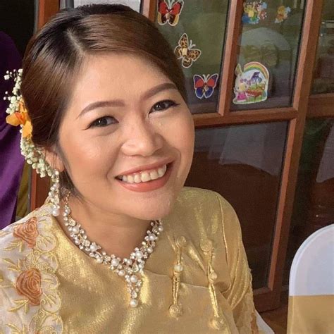 မိသားစု သင်္ကြန်လေး ခရီးသွားမဲ့ ပိုက်ဆံ ငလျင်ဘေးသင့် သူတွေကို လှူလိုက်ပြီး အိမ်ရှေ့မှာပဲ ရှိတာ