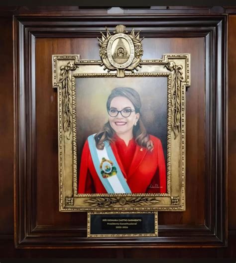 Colocan Imagen De Xiomara Castro En El Salón De Retratos De Casa