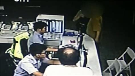 不滿1小時收3罰單 運將派出所拍桌嗆警：爛軟小孩 民視新聞網