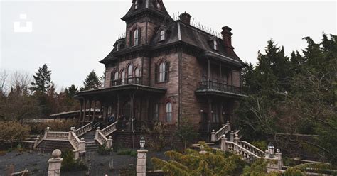 갈색과 검은 색 콘크리트 건물 사진 Unsplash의 무료 디즈니랜드 파리 이미지