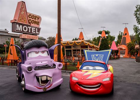 本場のハロウィンは規模が違う！「カリフォルニア ディズニーランド・リゾート」カーズランドで Trunk Or Treat”！【現地レポ