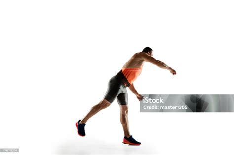 흰색 스튜디오 배경에 고립 된 창을 던지는 연습 하는 남성 선수 Championship에 대한 스톡 사진 및 기타 이미지 Championship 건강한 생활방식 겨냥