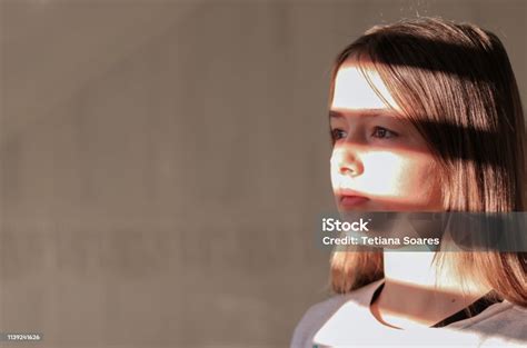 그녀의 얼굴에 스트라이프 그림자와 트윈 소녀의 하드 라이트 초상화를 닫습니다 복사 공간 십 대 분위기 그림자에 대한 스톡 사진 및 기타 이미지 Istock