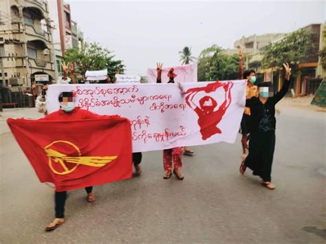 မုံရွာတွင် စစ်အုပ်စုအောက် ဖိနှိပ်ခံအမျိုးသမီးများ အရေး ငါတို့အရေး စာသားကိုင်ဆောင်၍ စစ်အာဏာရ