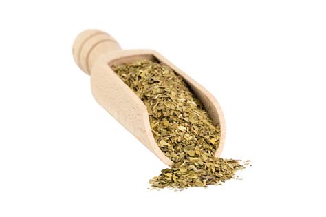 하얀 배경에 고립 된 나무 국자에서 예르바 메이트 차의 말린 잎 영양 남미의 전통 차 0명에 대한 스톡 사진 및 기타 이미지 0명 건강관리와 의술 건강한 생활방식