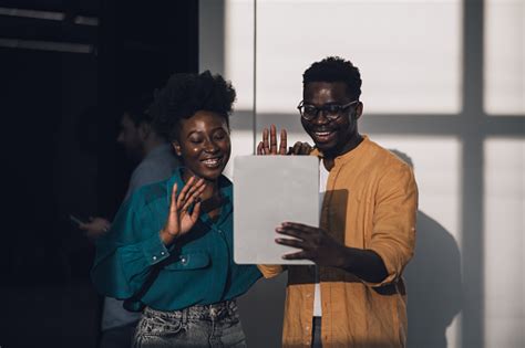 캐주얼 한 화상 컨퍼런스 콜을 가진 두 미소 아프리카 계 미국인 밀레니엄 세대 미국의 흑인 역사에 대한 스톡 사진 및 기타 이미지 미국의 흑인 역사 영국 흑인 역사