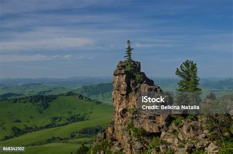 산 골짜기와 흐린 하늘에 녹색 언덕입니다 여름 풍경 알타이 산맥입니다 알타이의 푸른 하늘 여름 숲과 푸른 언덕을 굴러 0명에 대한 스톡 사진 및 기타 이미지 Istock