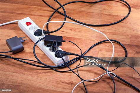 플러그가 많은 소켓이 있는 전기 분배기 전력 소비 증가 개념 0명에 대한 스톡 사진 및 기타 이미지 0명 개념 개념과 주제 Istock