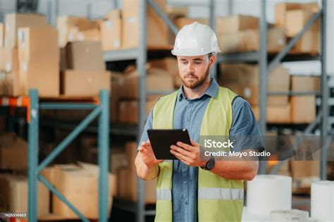 손에 태블릿을 가진 창고 물류 및 선적 공장 직원 운송 또는화물 공장 내부의 관리자 관리 지도자 또는 재고 노동자 작업 공급망 산업 및 배달 회사 창고에 대한 스톡 사진 및