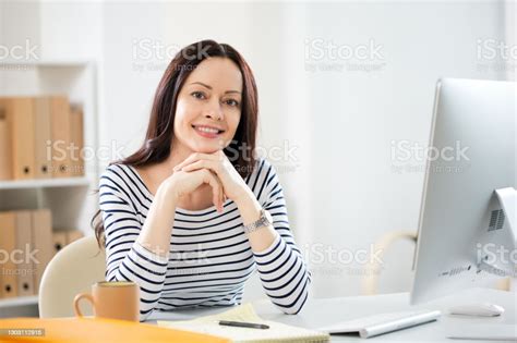 사무실에서 직장에서 카메라를 보고 있는 비즈니스 우먼의 초상화 감독에 대한 스톡 사진 및 기타 이미지 감독 경영자 금융 Istock